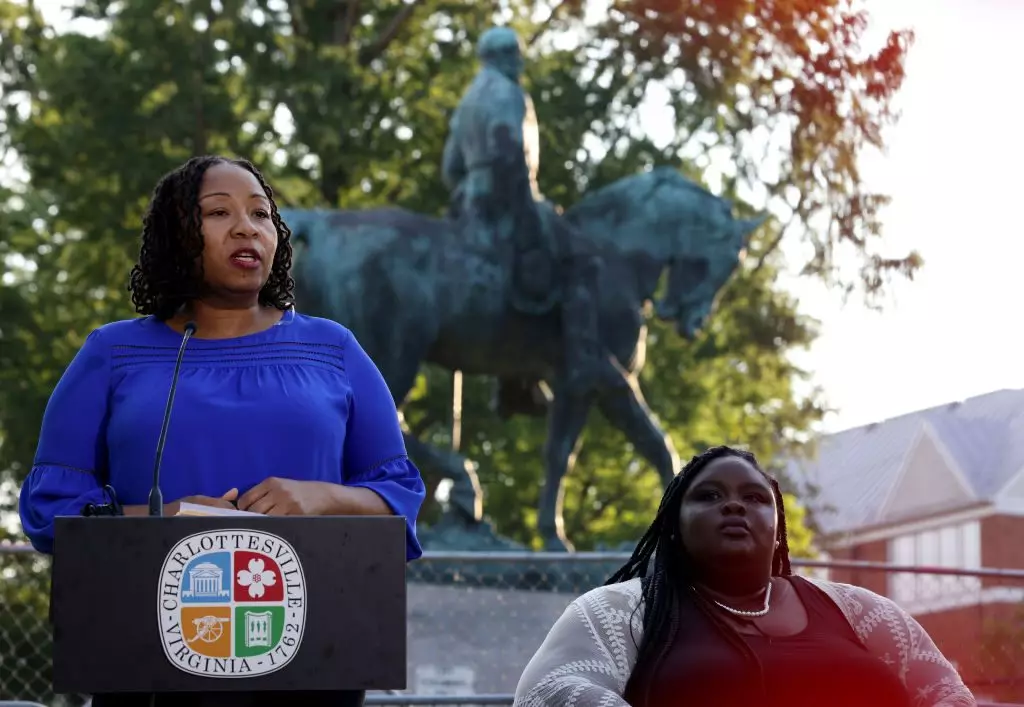 Nikuyah Walker Charlottesvilleko alkatea, Robert E. Lee jeneral konfederatuaren estatua kendu aurretik hitz egin zuen. Zyahna Bryant eskuinaldean dago. Argazkia: Win McNamee/Getty Images.