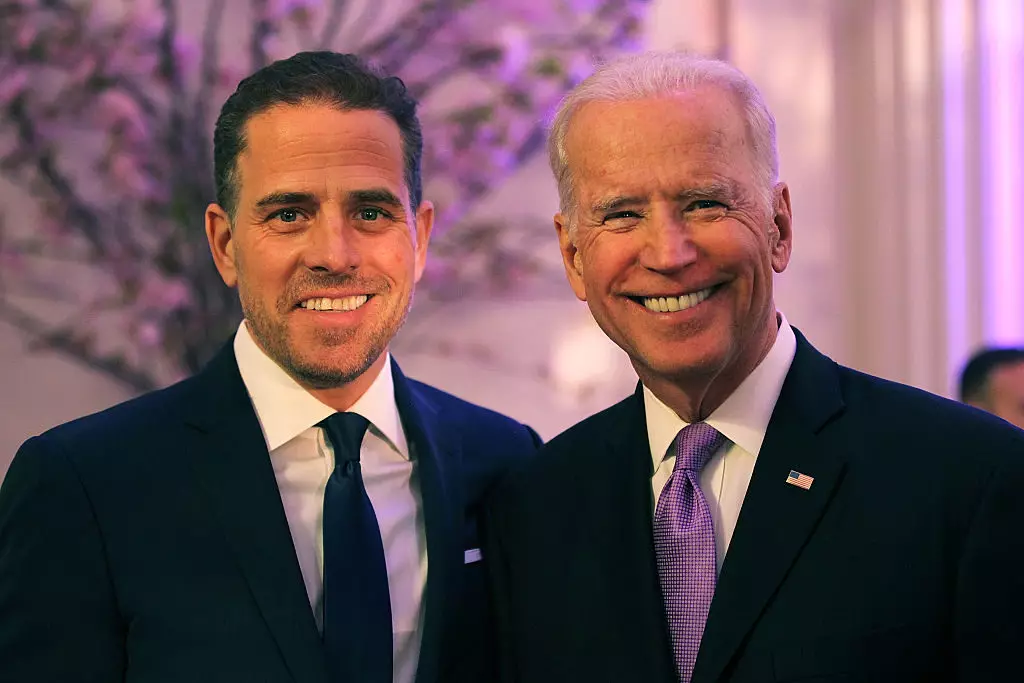 Hunter Biden amb el seu pare, el vicepresident Joe Biden, a la cerimònia anual del premi al lideratge McGovern-Dole del Programa Mundial d'Aliments dels EUA el 12 d'abril de 2016 a Washington, DC. Foto de Teresa Kroeger/Getty Images per al Programa Mundial d'Aliments dels EUA.