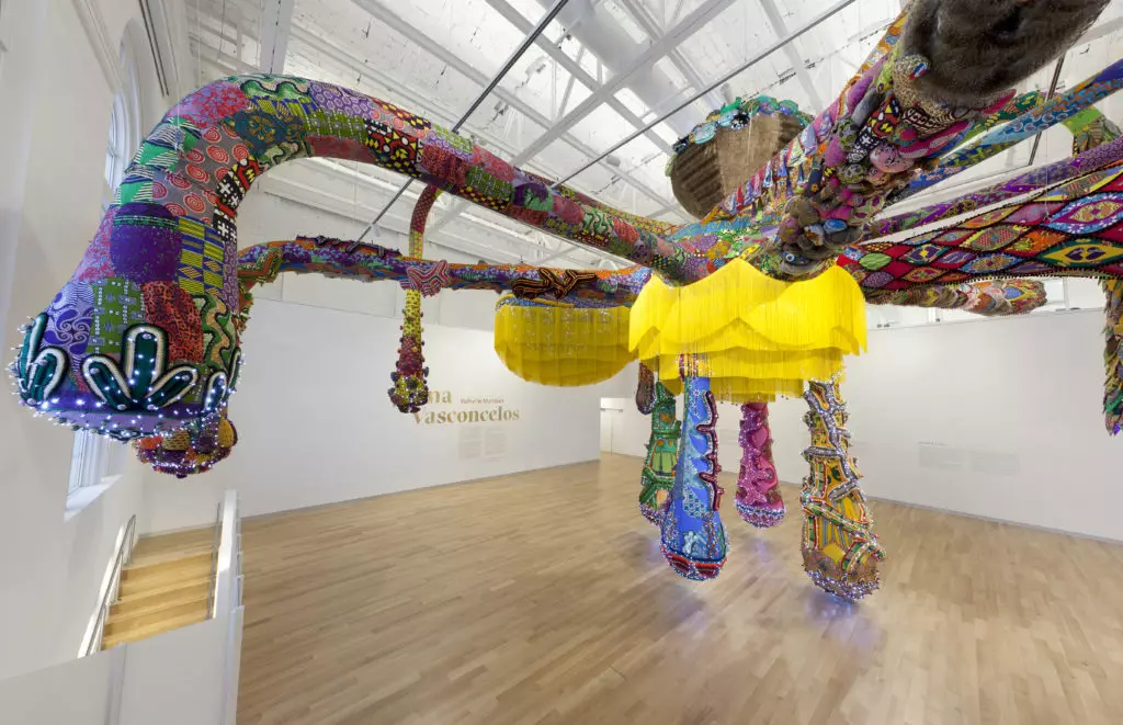 Joana Vasconcelos, Valkyrie Mumbet, instaliacijos vaizdas. Willo Howcrofto nuotrauka, MassArt meno muziejaus sutikimas.