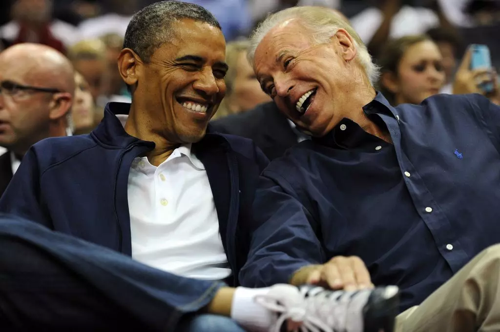 O le a toe faatasia le Peresetene muamua o Barack Obama ma le Peresetene Joe Biden i le taimi nei mo se tu masani a le White House. (Ata mai ia Patrick Smith/Getty Images)