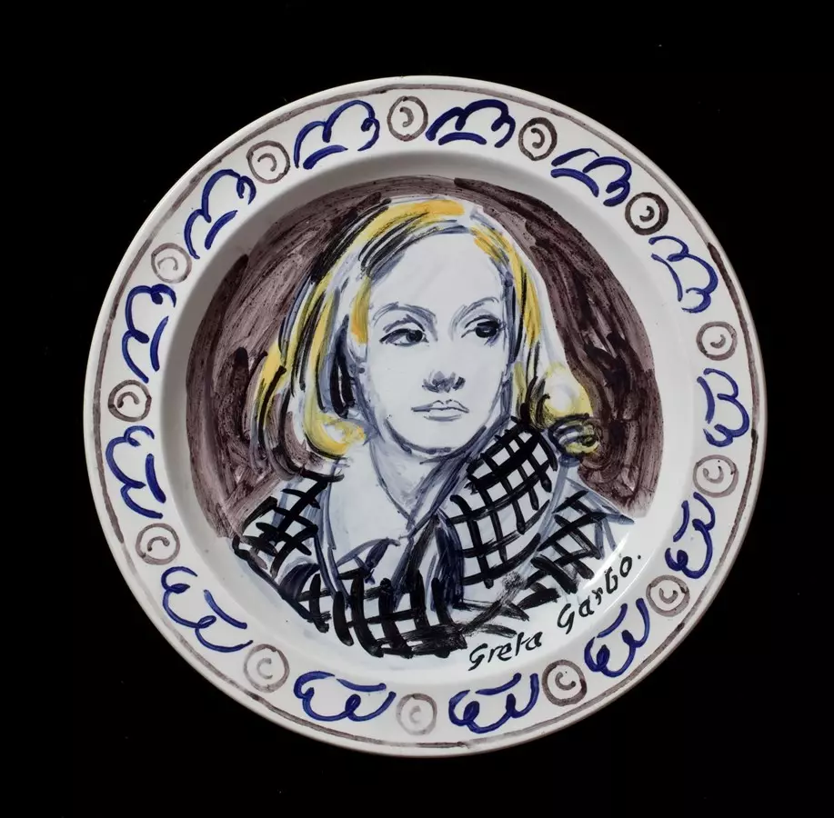 Vanessa Bell ug Duncan Grant, The Famous Women Dinner Service, Greta Garbo (c. 1932–34). Litrato sa maayong kabubut-on sa Piano Nobile/Robert Travers Works of Art Limited.