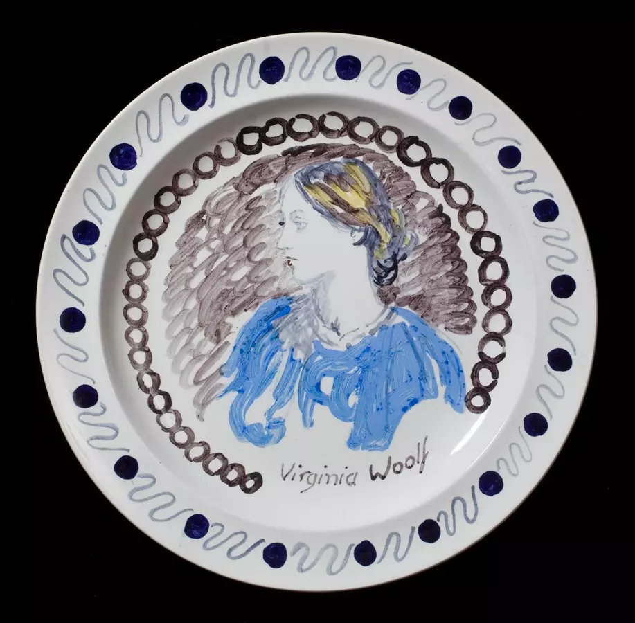 Vanessa Bell ug Duncan Grant, The Famous Women Dinner Service, Virginia Woolf (c. 1932–34). Litrato sa maayong kabubut-on sa Piano Nobile/Robert Travers Works of Art Limited.