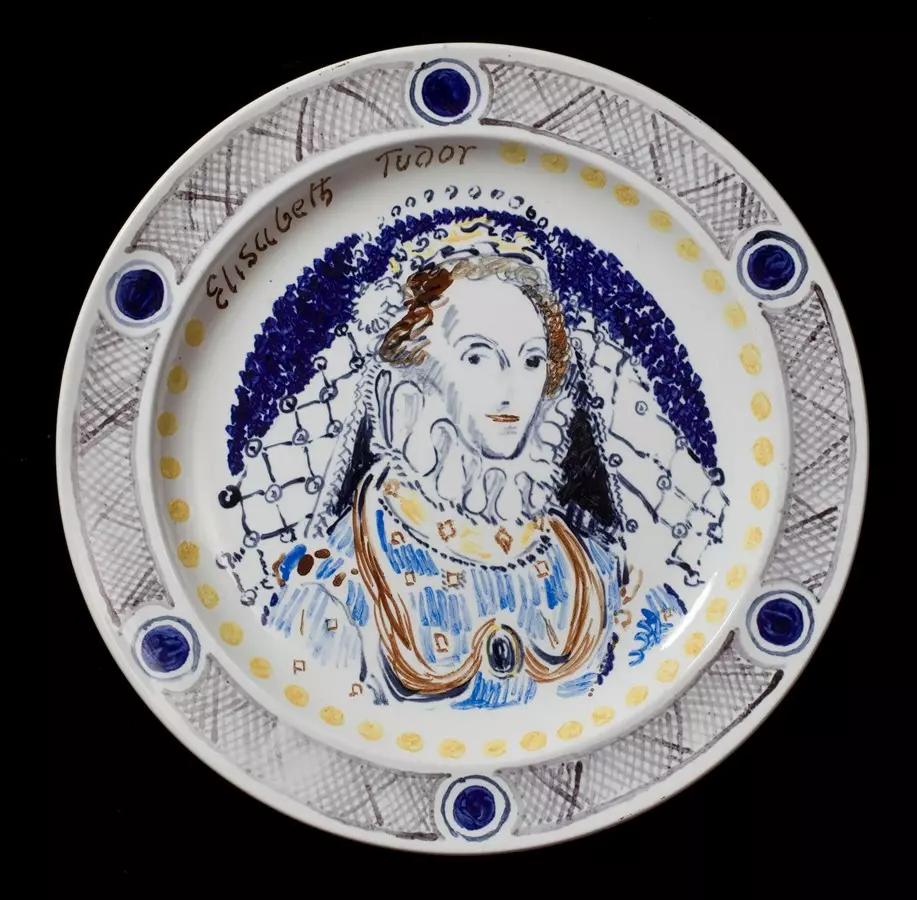 Vanessa Bell ug Duncan Grant, The Famous Women Dinner Service, Elizabeth Tudor (c. 1932–34). Litrato sa maayong kabubut-on sa Piano Nobile/Robert Travers Works of Art Limited.