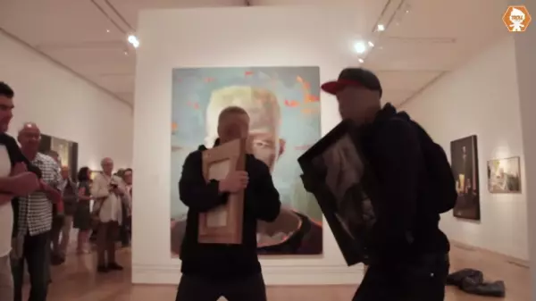 Screenshot sa Trollstation's YouTube video sa faux heist sa National Portrait Gallery gikan sa Hulyo 2015.