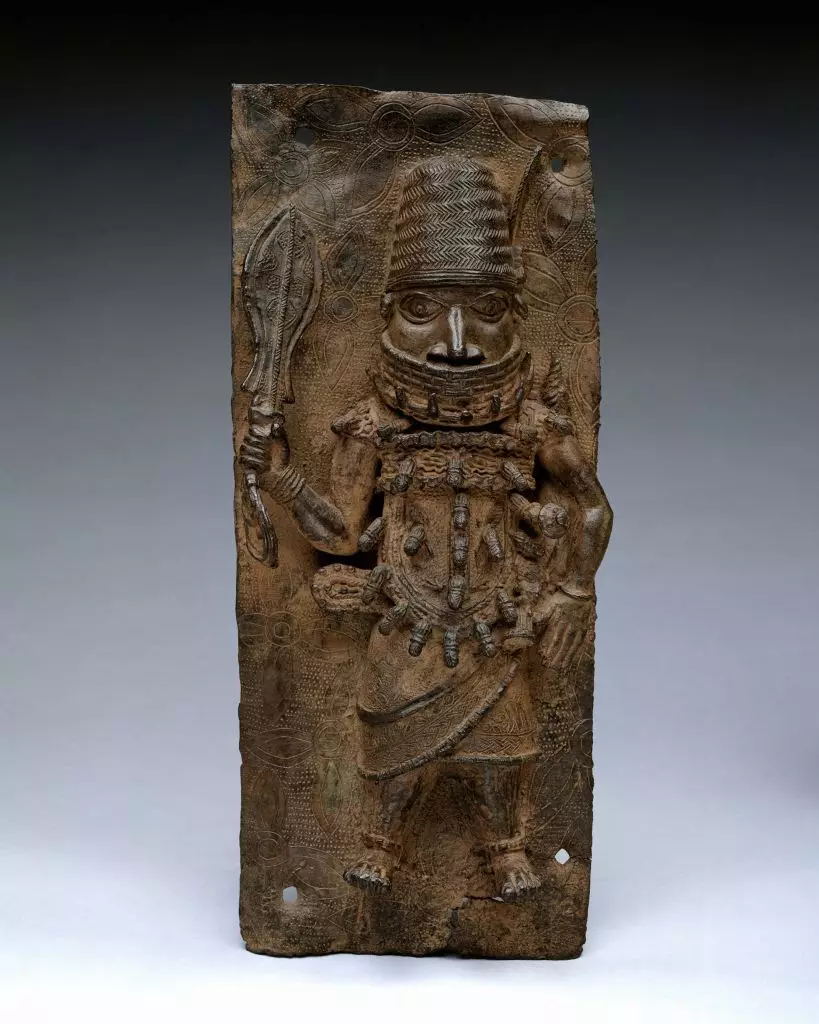 Het Metropolitan Museum of Art zal twee Benin-bronzen teruggeven aan Nigeria en andere musea onder druk zetten om hetzelfde te doen