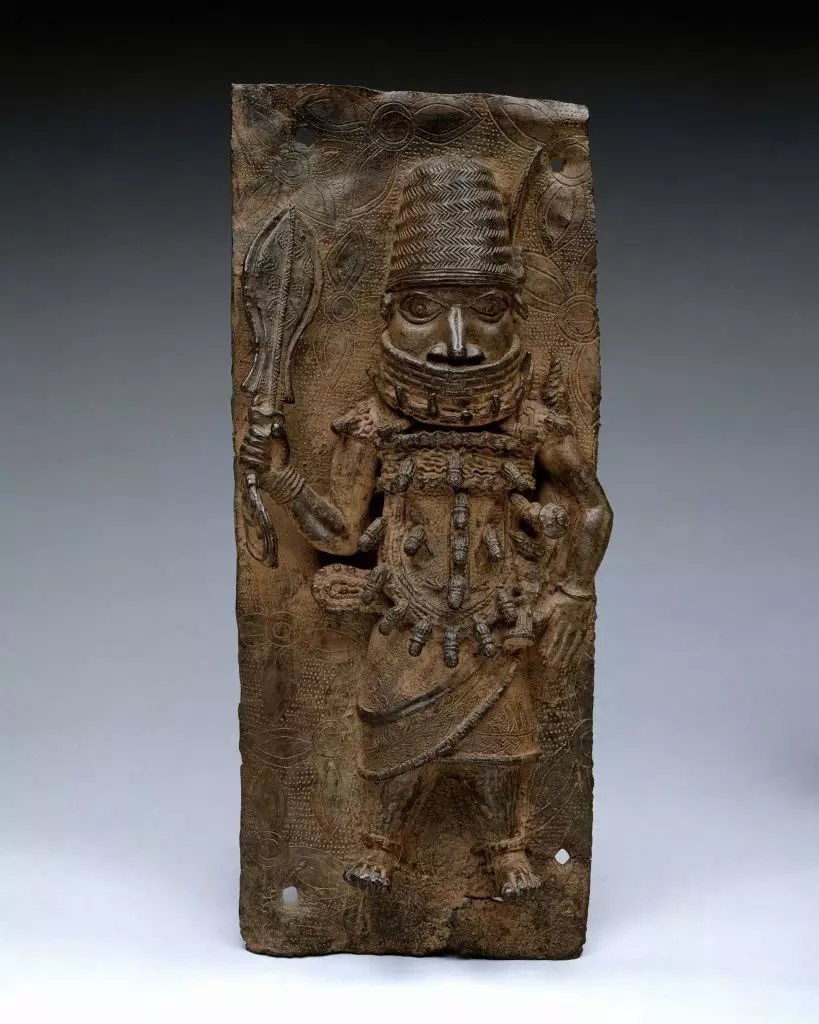 Plaque: Warrior Chief, 16th-17th century, Nigeria, Court of Benin, Edo peoples, Brass, H. 16 1/2 in. (41.9 cm), Hlau-Sculpture. Yees duab los ntawm: Sepia Times/Universal Images Group ntawm Getty Images.