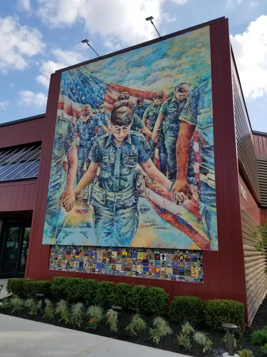 Taasisi ya Sanaa ya Detroit Iliamuru Mural kwa Idara ya Polisi ya Mitaa. Huku kukiwa na Msukosuko, Msanii Aliyeifanya Anataka Iondoke