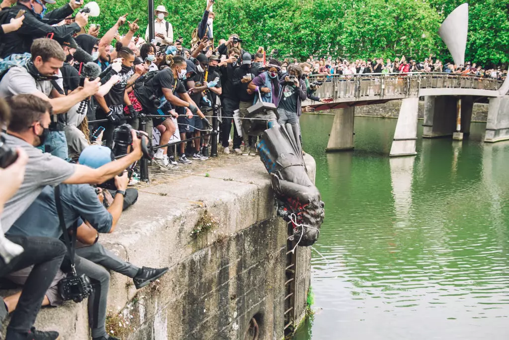 A estátua de Colston sendo empurrada para o rio Avon. Foto por Giulia Spadafora/NurPhoto via Getty Images.