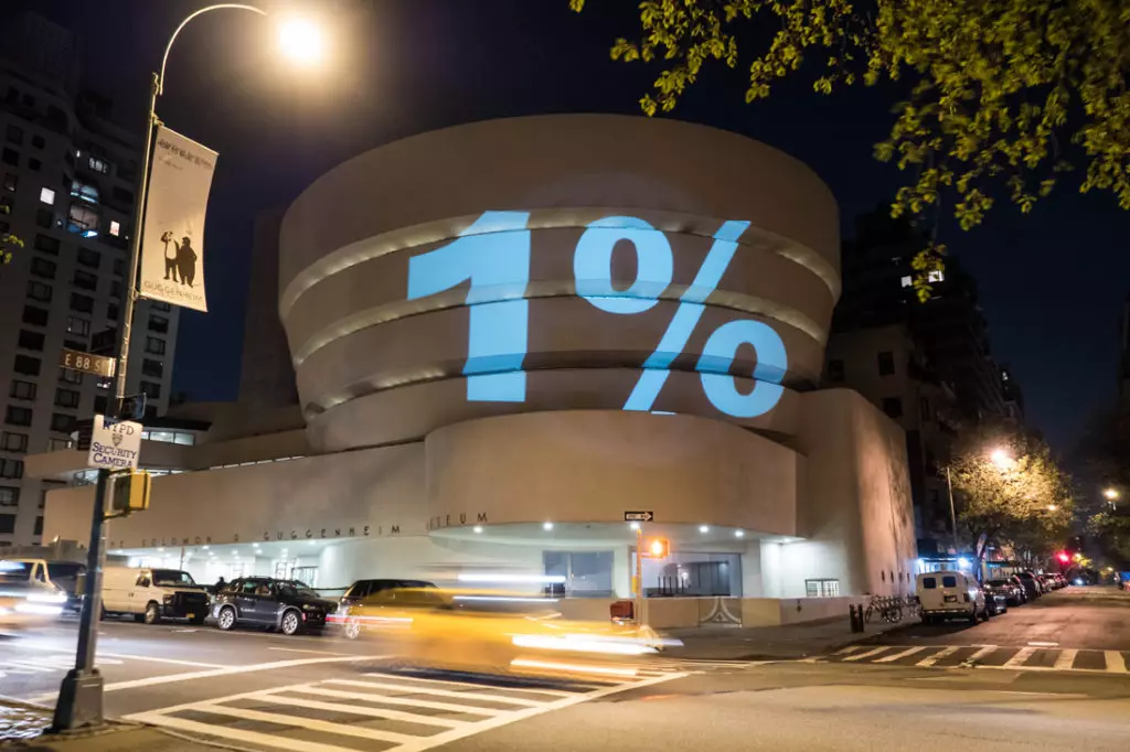 Grupo de protesta ilumina la fachada del Guggenheim - 1965_1