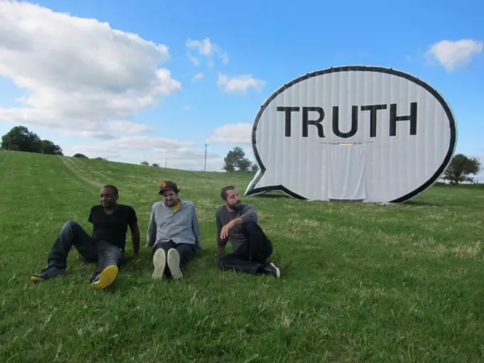 Ryan Alexiev, Hank Willis Thomas och Jim Ricks med The Truth Booth på sin första resa till Irland. Foto: artighet Cause Collective.