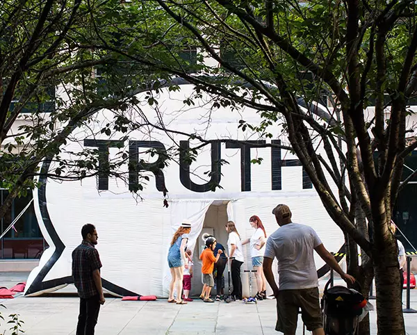 Hank Willis Thomas, The Truth Booth, presented dening Dana Seni Umum kanggo