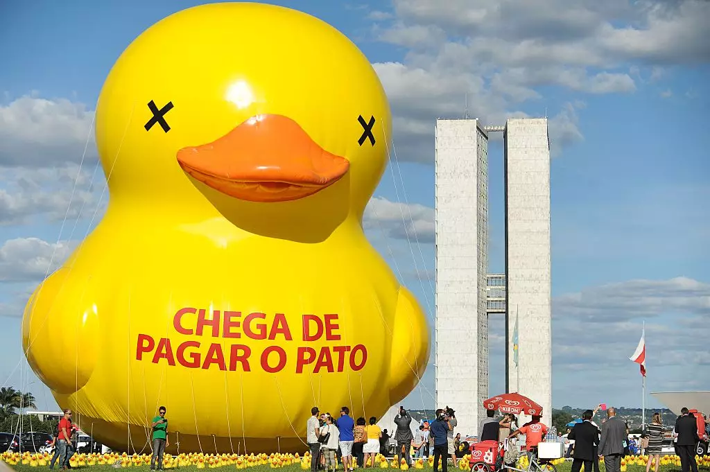 Para demonstran nggunakake bebek karet raksasa sing padha