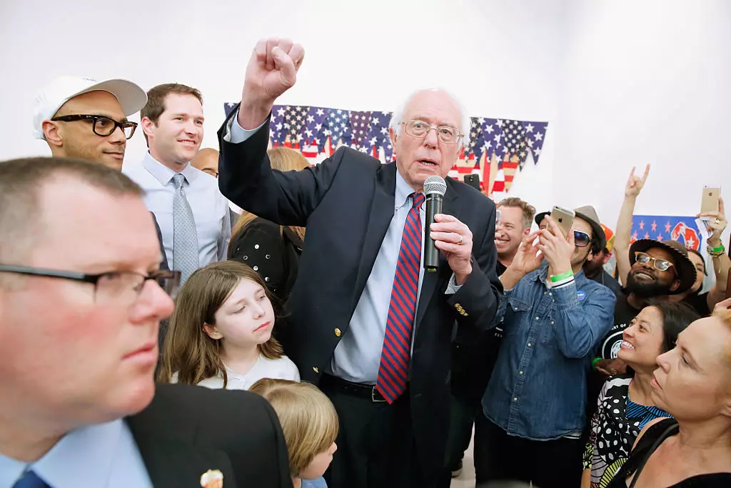 Onye ndoro-ndoro ochichi onye isi ala US Senator, Bernie Sanders na-aga Artists maka Bernie Sanders National Touring Art Exhibitin 2016. Foto nke Mireya Acierto/Getty Images.