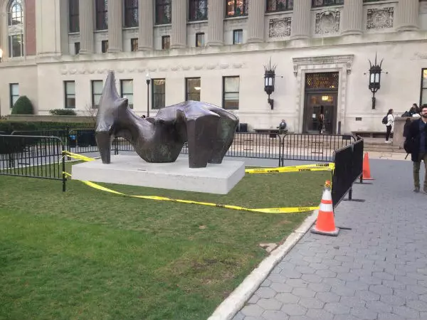 Columbia Öğrencileri Henry Moore'u Protesto Ettiler -