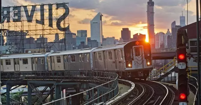 Një tren metroje të Nju Jorkut. Me mirësjellje të MTA.