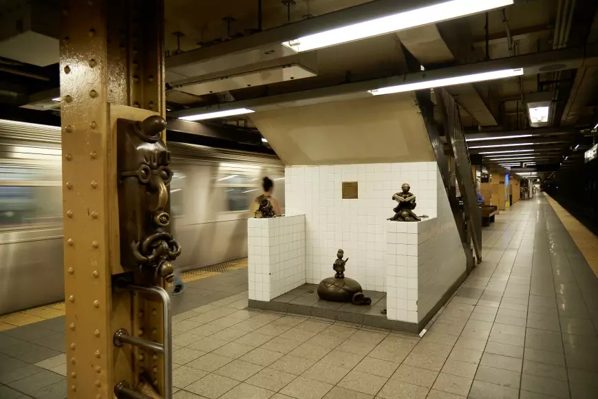 Tom Otterness, Ubuzima bwo munsi (2004). Metropolitan Transit Authority hamwe nubuhanzi bwo gutambuka kuri sitasiyo ya 14 ya Street-8 Avenue, New York. Tuyikesha umuhanzi na Tom Powel Imaging.