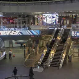 Anne Spalter, New York Dreaming ing Fulton Center, New York. Saka Anne Spalter Studios.