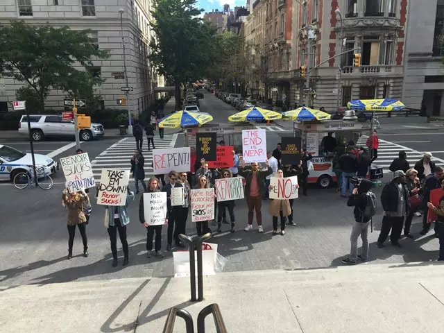 Renoir-demonstranten in het Metropolitan Museum of Art in New York op zaterdag.