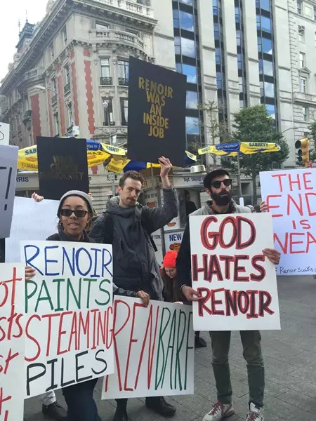 Şenbe güni Nýu-Yorkorkuň Metropoliten sungat muzeýinde Renoir demonstrantlary.