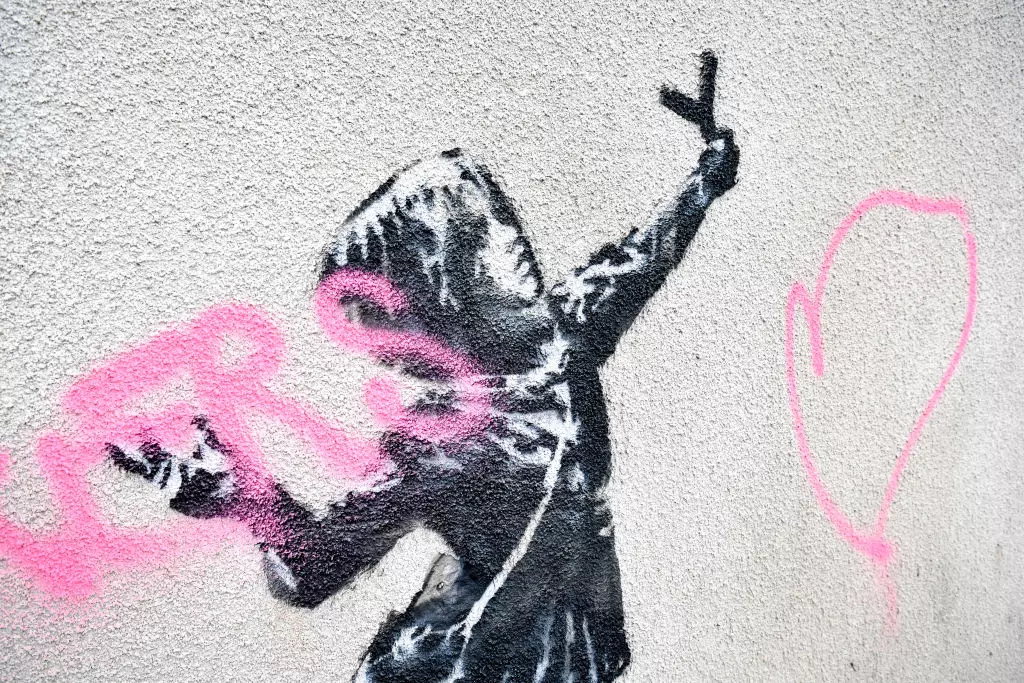 Sanat Sektörü Haberleri: Banksy'nin Sevgililer Günü Duvar Resmi, Romantik Olmayan Bir Hakaret + Diğer Hikayelerle Tahrip Edildi