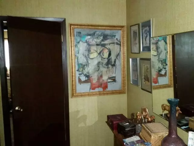 El robat De Kooning es veu penjat darrere de la porta del dormitori de Jerry i Rita Alter. Foto de Rick Johnson, cortesia de Manzanita Ridge Furniture & Antiques.