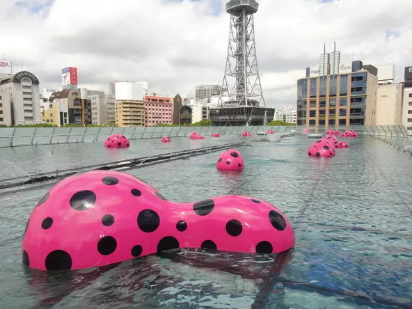 Yayoi Kusama, Petjades de la vida (2016). Cortesia de Yayoi Kusama.