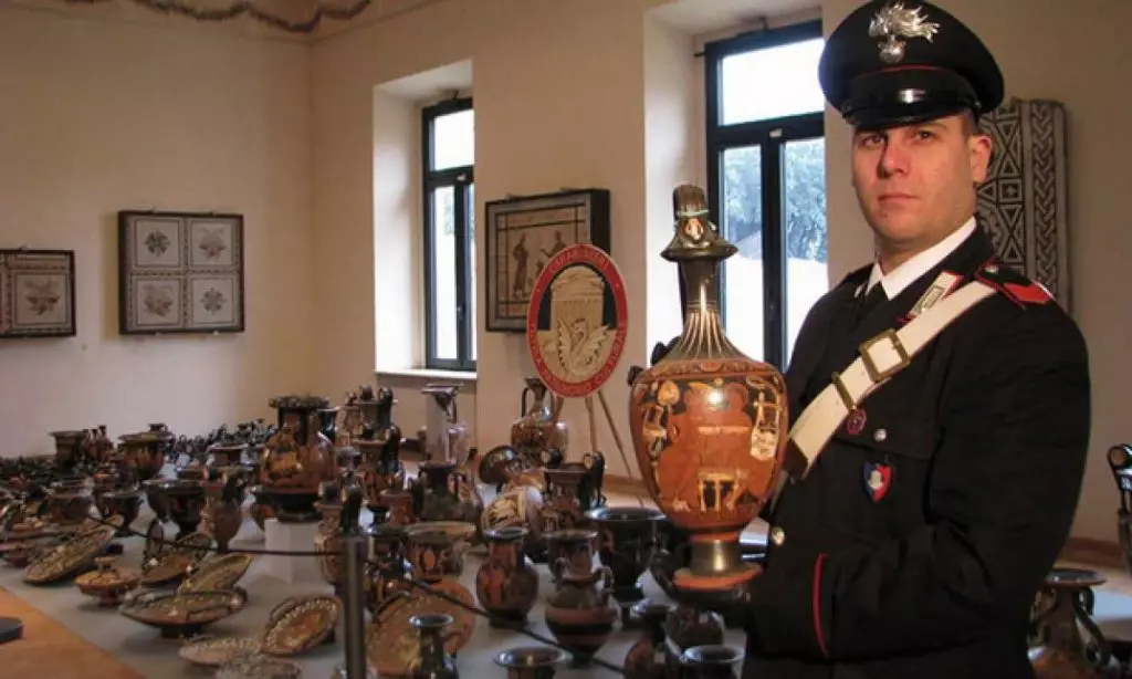 En Carabinieri-offiser som holder en av de gjenvunnede antikvitetene. Foto med tillatelse av Ministero dei beni e delle attività culturali e del turismo.