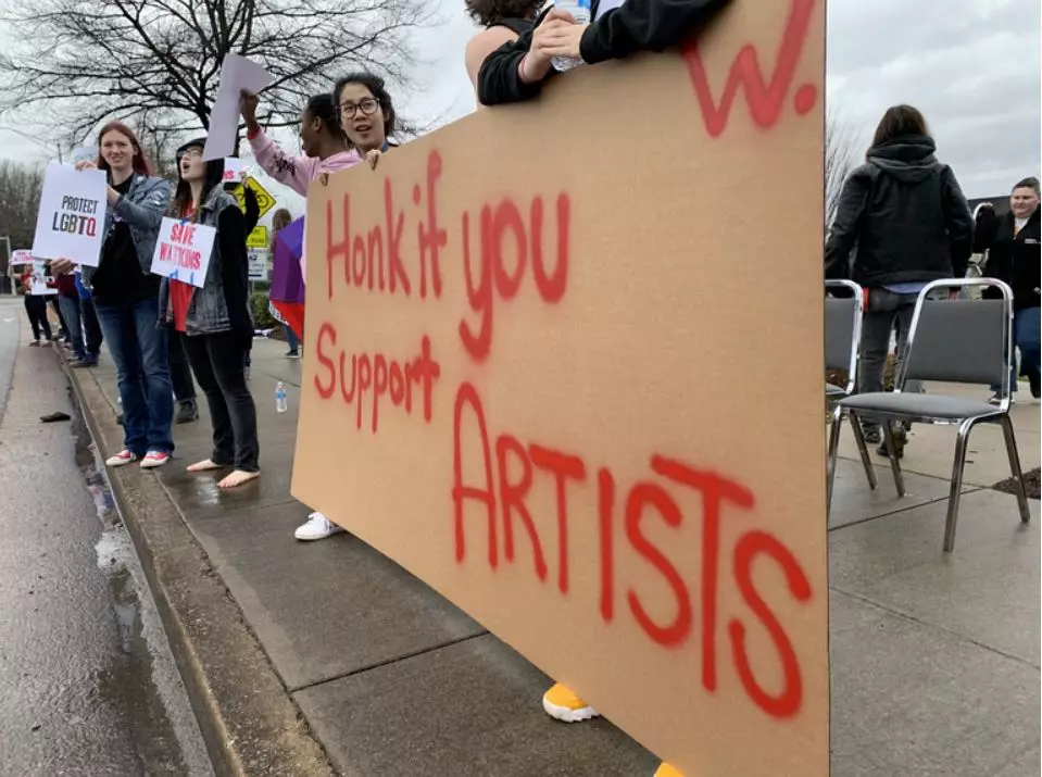 Siswa ti koalisi Save Watkins protés panyabutan sakola ku Universitas Belmont. Gambar kahadean Simpen Watkins.