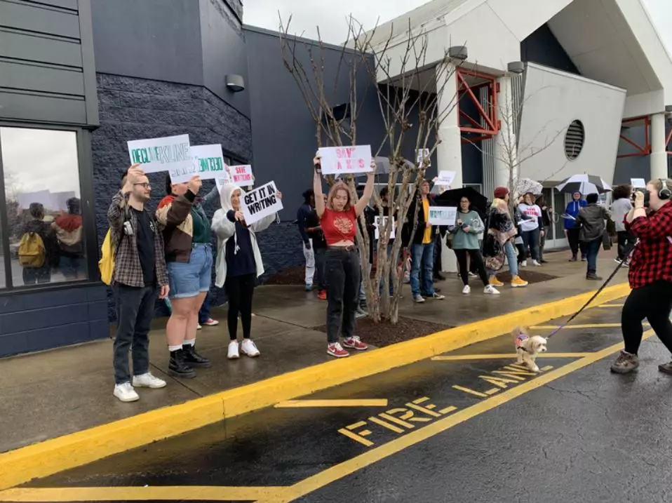 Salve o protesto de Watkins em frente ao Watkins College of Art. Imagem cortesia de Save Watkins.