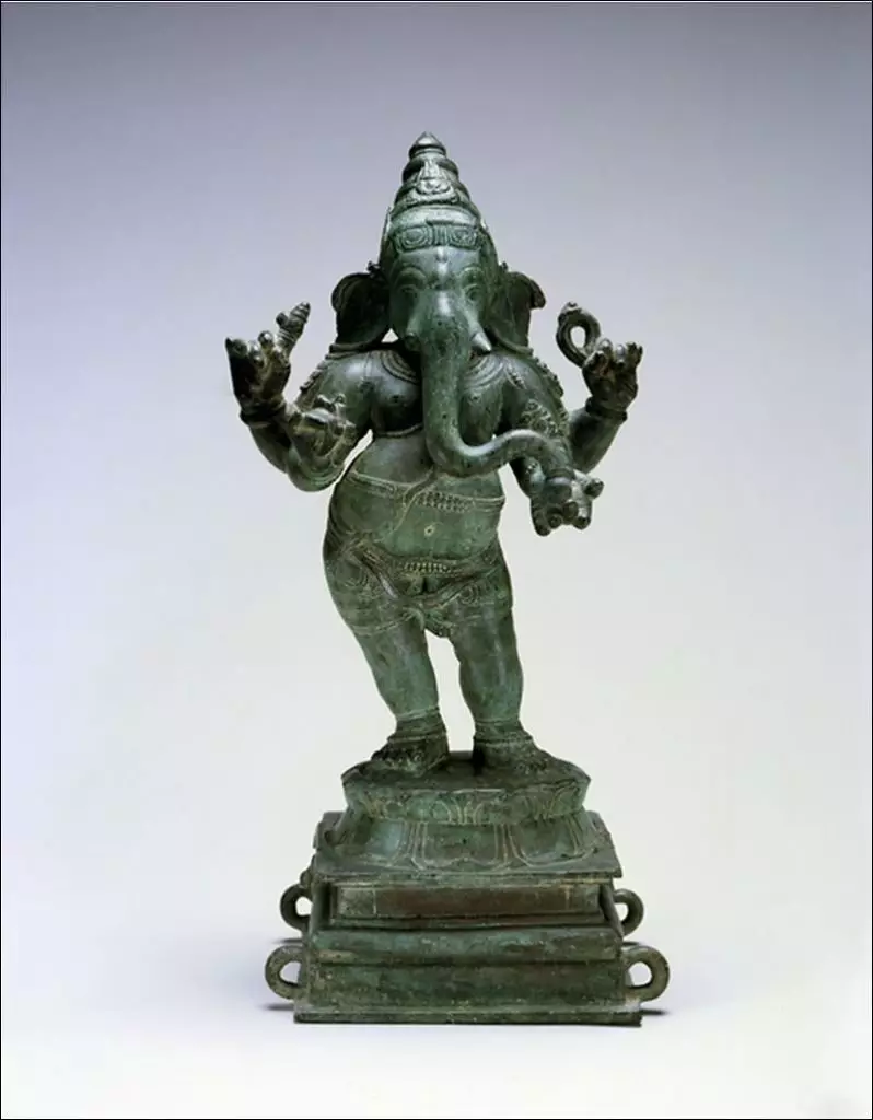 Patung Ganesha ieu dibeuli ku Museum Seni Toledo ti Subhash Kapoor taun 2006 dijarah, sarta dipulangkeun ka India. Poto kahadean tina Museum Seni Toledo.