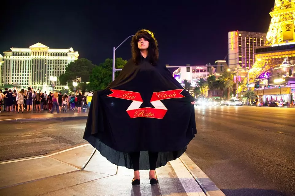 Umělec vytváří ochranný plášť proti znásilnění