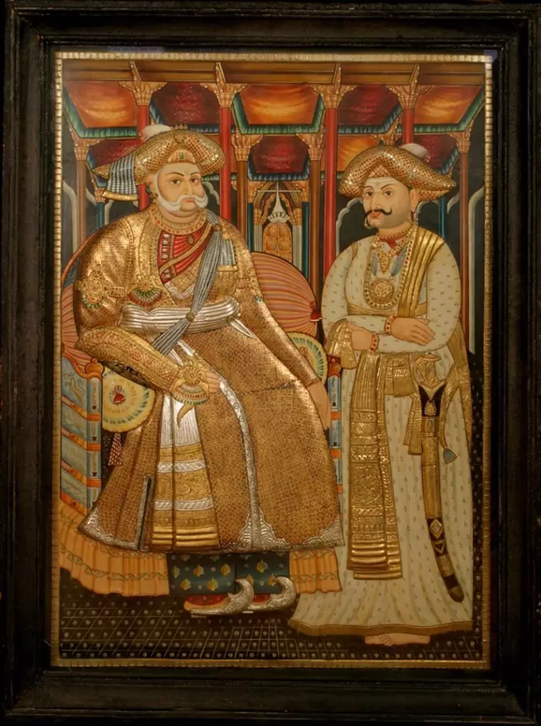 Indian artist, ib nrab xyoo pua 19th, Maharaja Serfoji II ntawm Tanjavur thiab nws tus tub Shivaji II, Tanjavur, Tamil Nadu, India. Ntoo, txiv qaub plaster, pleev xim rau dej, kub nplooj, iav.