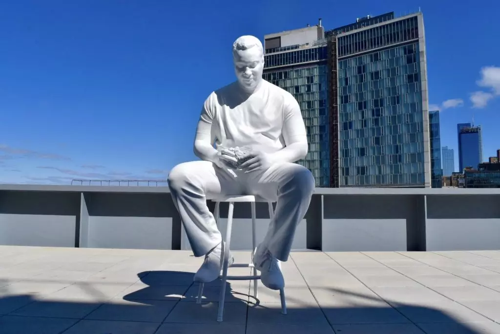 Charles Ray, Burger (2021) na terraza do Whitney. Foto de Ben Davis.