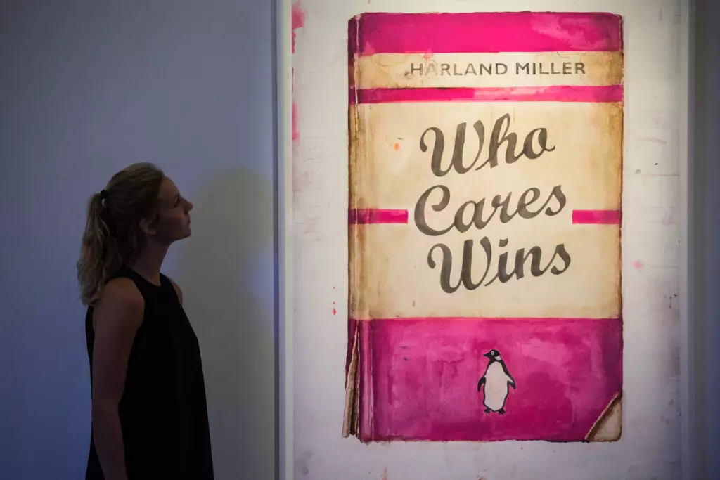 Who Cares Wins ໂດຍ Harland Miller ໃນການສະແດງຂ່າວ Sotheby's Art for Grenfell ໃນວັນທີ 12 ຕຸລາ 2017, ໃນລອນດອນ. ນັກສິລະປິນໄດ້ອອກພິມທີ່ຄ້າຍຄືກັນກັບ Cube ສີຂາວເພື່ອຜົນປະໂຫຍດຄວາມພະຍາຍາມບັນເທົາທຸກ. (ຮູບພາບໂດຍ Chris J Ratcliffe / Getty Images for Sotheby's)