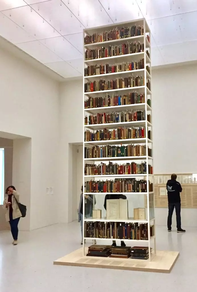 Bücherturm von Maria Eichhorns Rose Valland Institute (2017). Bild: Ben Davis.