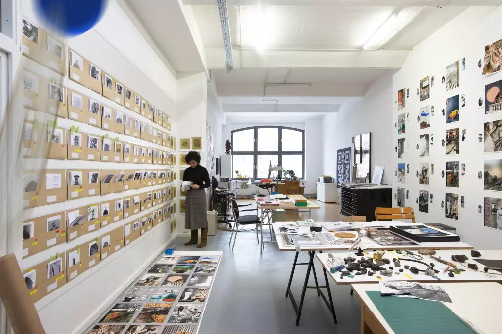 Ilit Azoulay in ihrem Atelier in Berlin. Mit freundlicher Genehmigung des Künstlers und der Braverman Gallery.