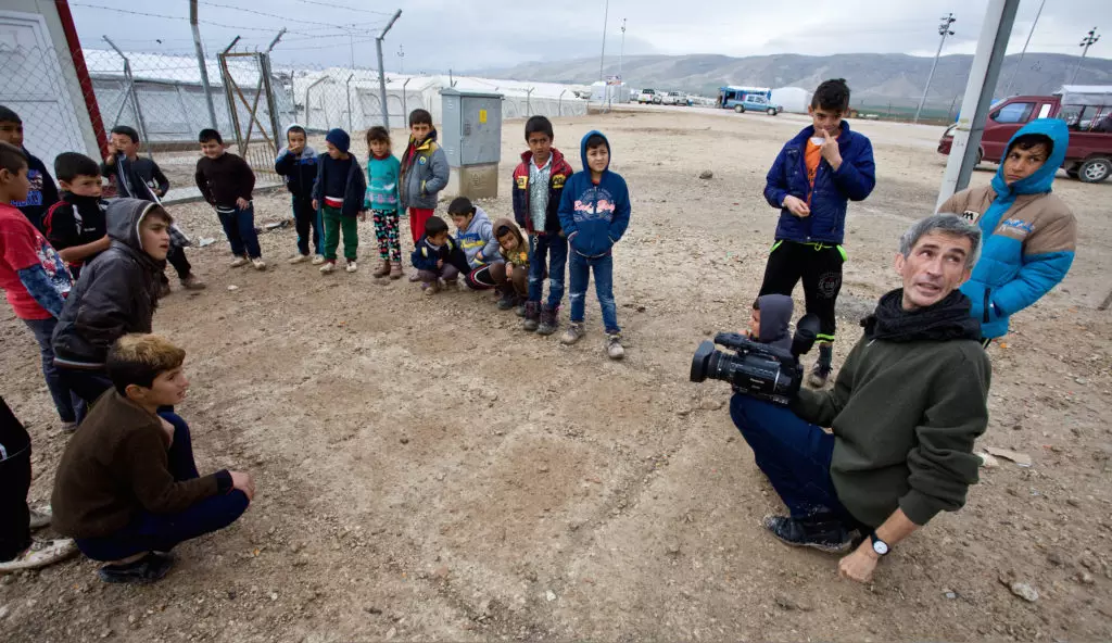 Umculi uFrancis Alÿs e-Iraq. Isithombe ©Akam Shex Hadi, ngenhlonipho i-Ruya Foundation.