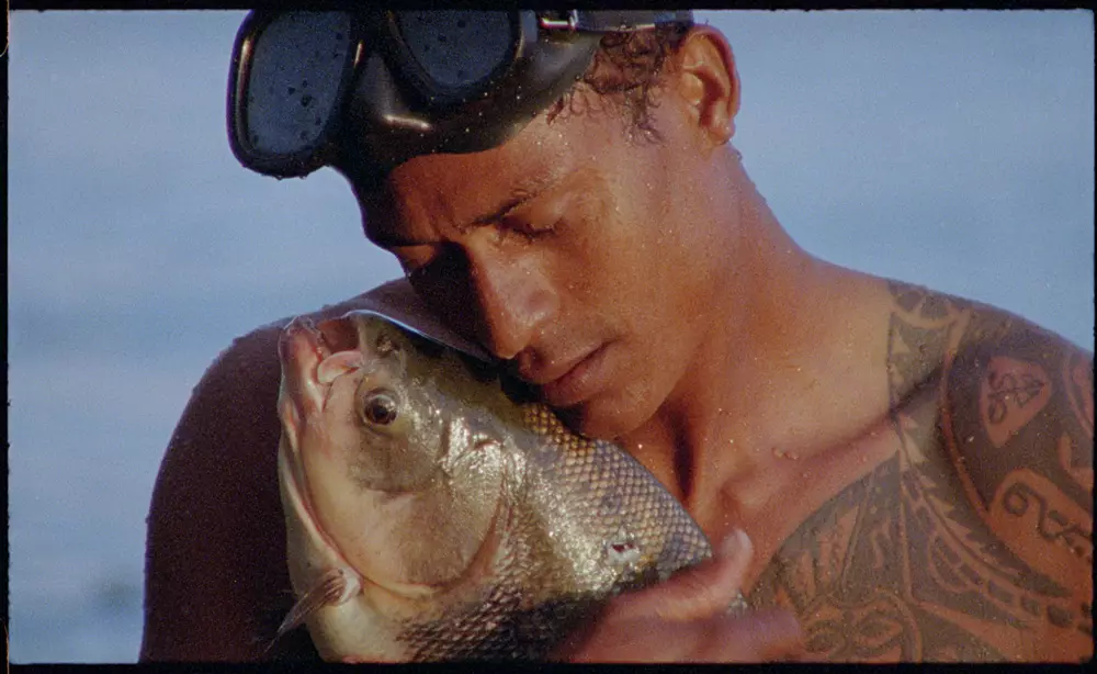 Džonatass de Andrade, joprojām no filmas O peixe [The Fish] (2016). Ar mākslinieka pieklājību.