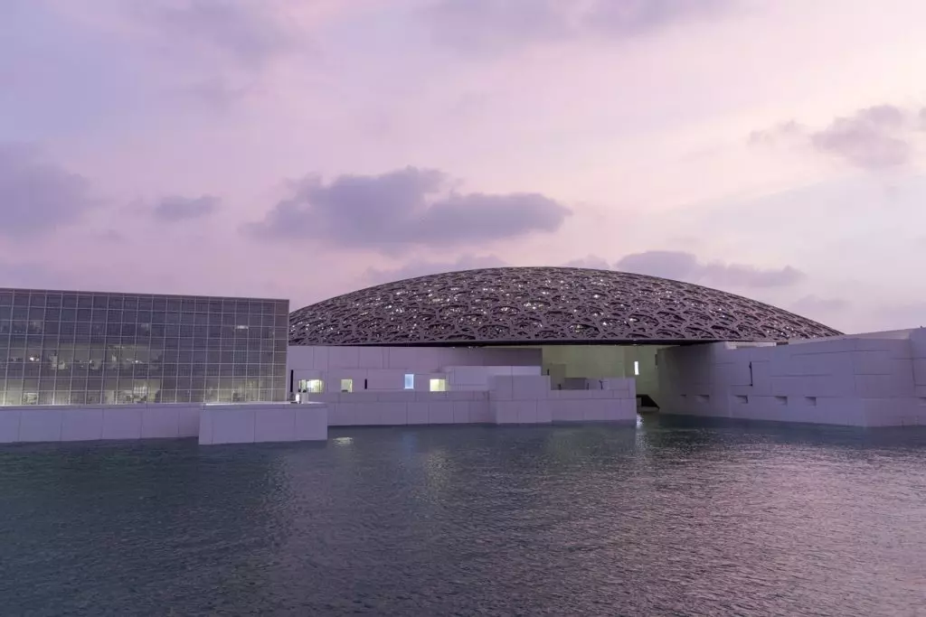 Louvre Abu Dhabi. Poto ku Voyage Way, Creative Commons Attribution-Share Alike 4.0 Lisensi internasional.