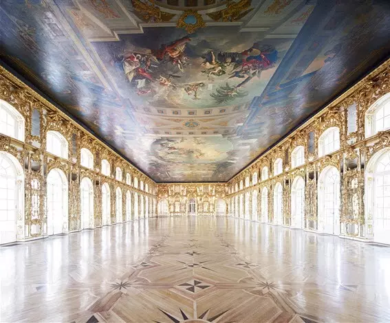 Candida Höfer, Catherine Palace Pushkin St. Petersburg III (2014). Berpirsiyariya Hunerên Bedew ên Ben Brown.