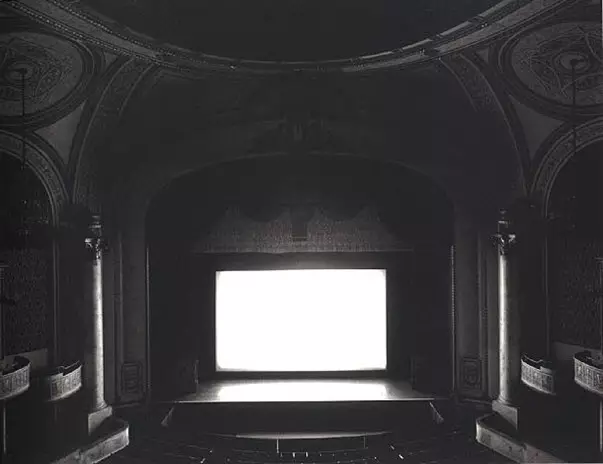 Hiroshi Sugimoto, Teatri Proctors, Nju Jork (1996). Me mirësjellje të Arteve të Bukura të Ben Brown.