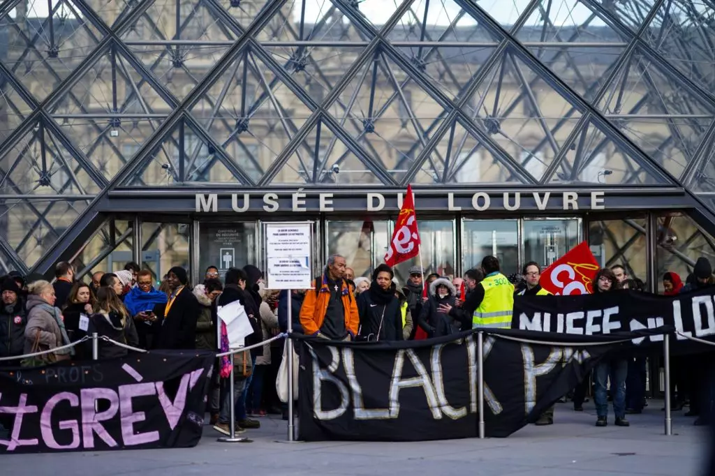 A sztrájkolók 2020. január 17-én villognak a Louvre bejáratánál.