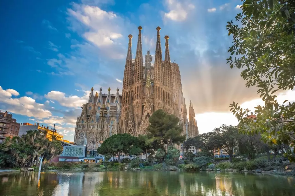 La Sagrada Familia i Barcelona ag luí na gréine. Grianghraf le caoinchead Prisma le Dukas/Universal Images Group trí Getty Images.