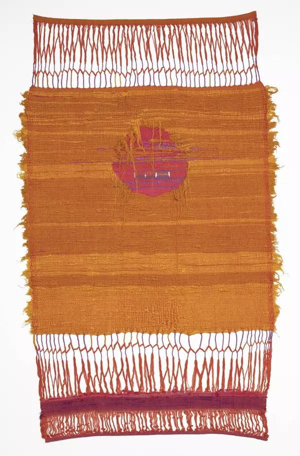 Sheila Hicks, Kuphunzira Kuluka ku Taxco, Mexico (pafupifupi 1960.) Art Institute of Chicago, mphatso ya Martha Bennett King pokumbukira mchimwene wake, Dr. Wendell Clark Bennett. © Sheila Hicks. Kujambula: © Art Institute of Chicago.