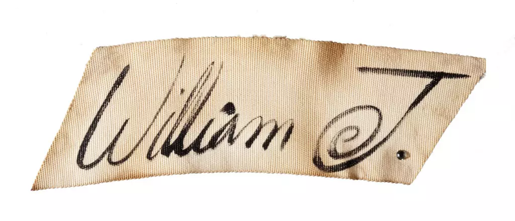 ປ້າຍຊື່ຈາກໝວກ William J. (ປະມານ 1960). ຮູບພາບຈາກສະມາຄົມປະຫວັດສາດນິວຢອກ.