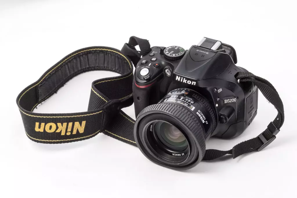 Máy ảnh (Nikon Model D5200) với ống kính 24 mm, được sử dụng bởi Bill Cunningham (khoảng năm 2012). Ảnh do Hiệp hội Lịch sử New-York cung cấp.