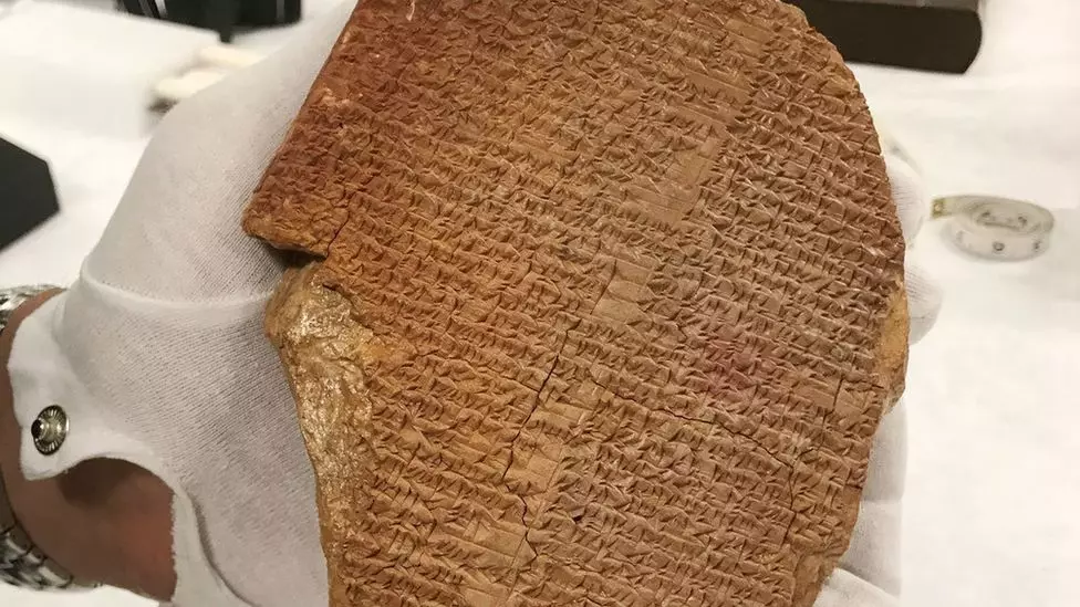 Una volta contrabbandato fuori dall'Iraq, il Gilgamesh Dream Tablet è stato sequestrato dalle autorità statunitensi e sarà restituito