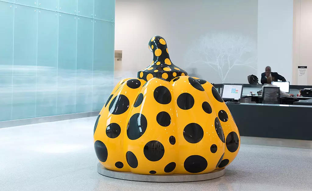 Yayoi Kusama, മത്തങ്ങ (2014). കടപ്പാട് ഡേവിഡ് സ്വിർണർ; ഓട ഫൈൻ ആർട്ട്; വിക്ടോറിയ മിറോ. ഫോട്ടോ: സ്റ്റീവ് ട്രാവർക്ക.