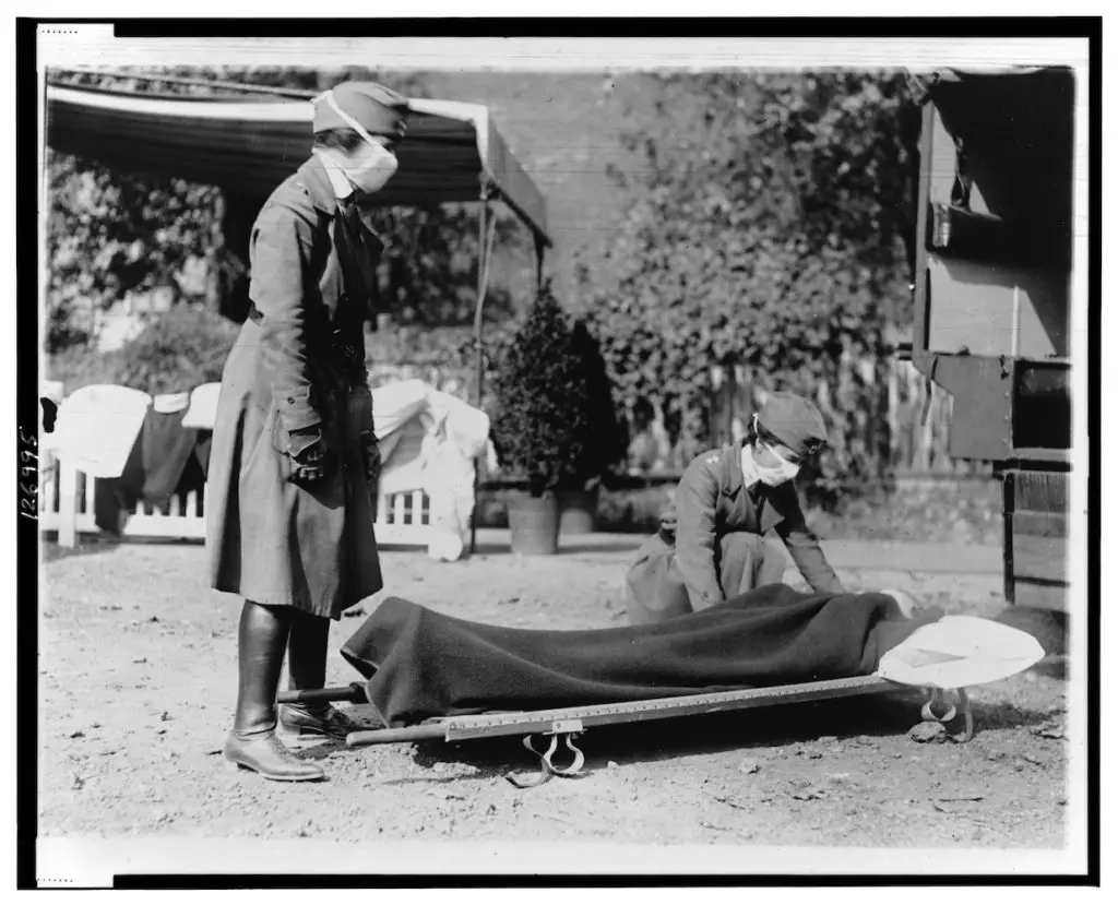 Demonstração na Estação de Ambulâncias de Emergência da Cruz Vermelha em Washington, D.C., durante a pandemia de gripe de 1918. Cortesia da National Photo Company Collection, Library of Congress Prints and Photographs Division.