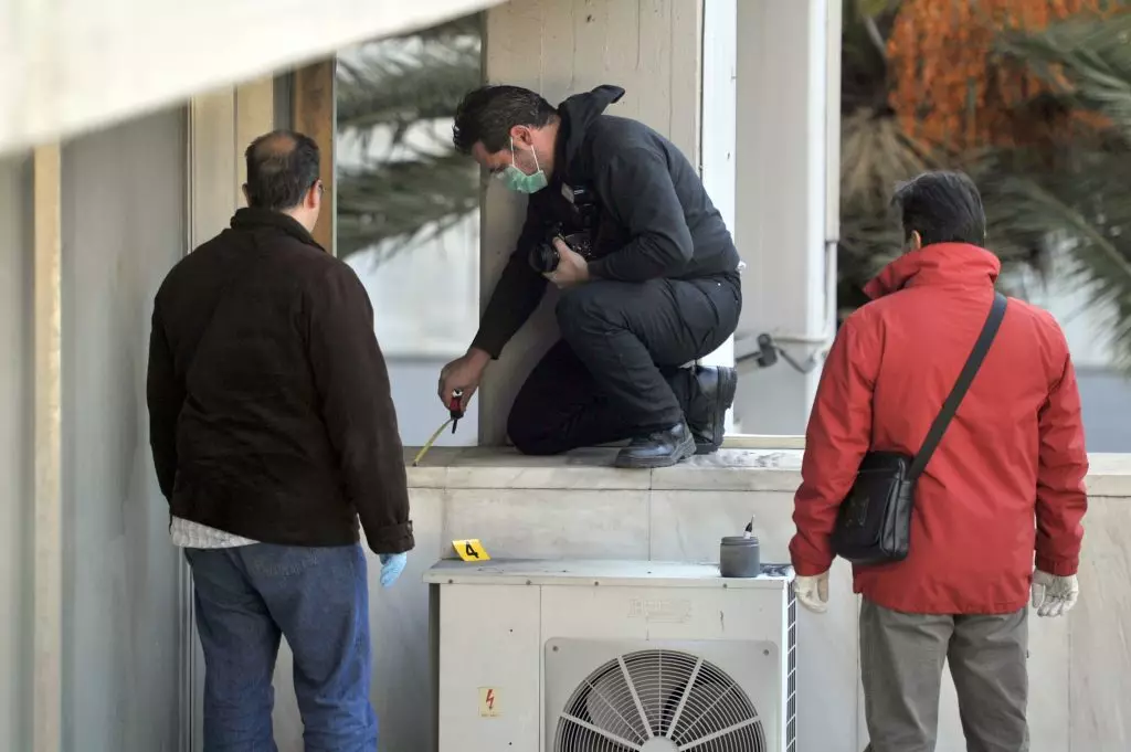 Gli investigatori della polizia cercano prove alla Galleria Nazionale di Atene il 9 gennaio 2012, dopo che le opere d'arte sono state rubate dalla galleria durante la notte, ha detto la polizia. . Foto: Louisa Gouliamaki/AFP PHOTO/Getty Images.